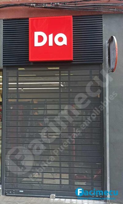 Puerta enrollable microperforada para Supermercados DIA